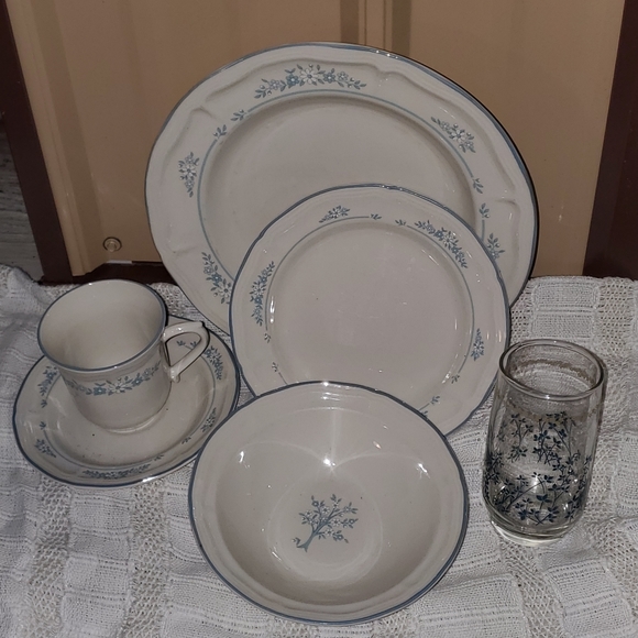 Sakura | Dining | Sakura Spring Bouquet Debbie Mumm Dinnerware | Poshmark